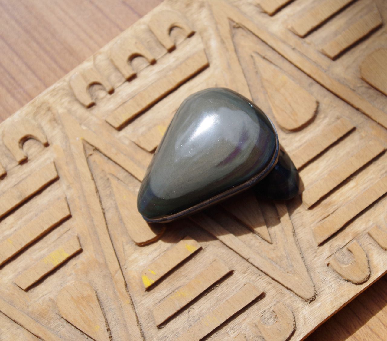 grande obsidienne arc-en-ciel noire gris violet cabochon